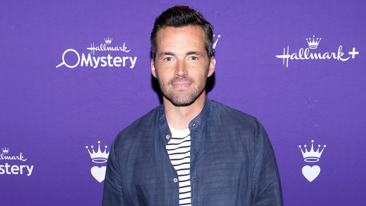 イアン・ハーディングを知ろう：「プリティ・リトル・ライアーズ」から有名になった男についてすべて読む